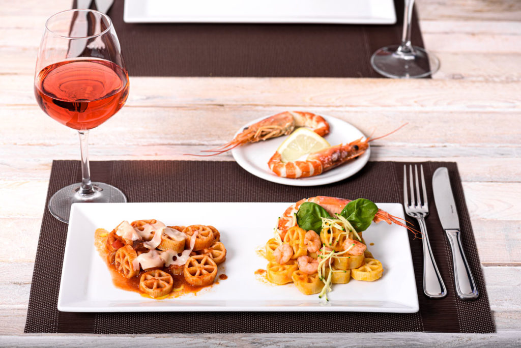 “Ruote pazze” con sugo di pomodorini gialli, gamberoni e zucchina - Vizzino